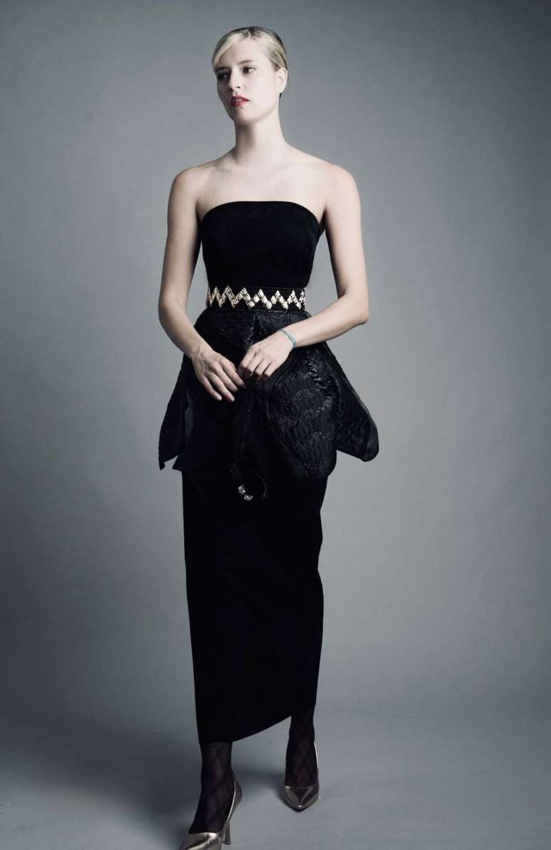 Top Ana Schurmann lança vestido que vira chapéu, bolsa, trench