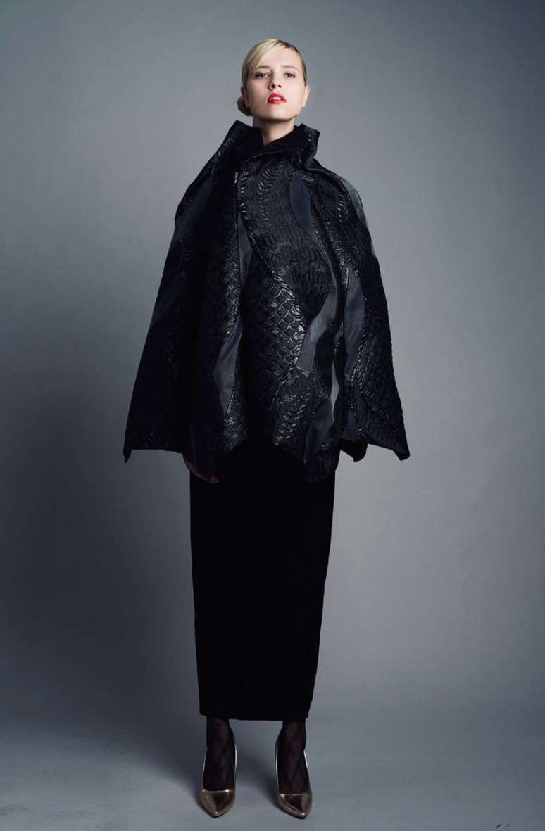 Top Ana Schurmann lança vestido que vira chapéu, bolsa, trench