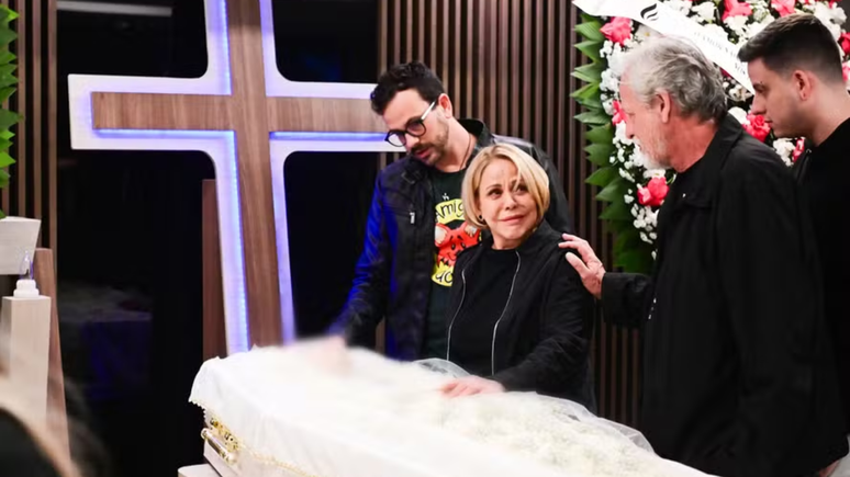 Claudete Troiano chora muito em velório de Ione Borges em São Paulo