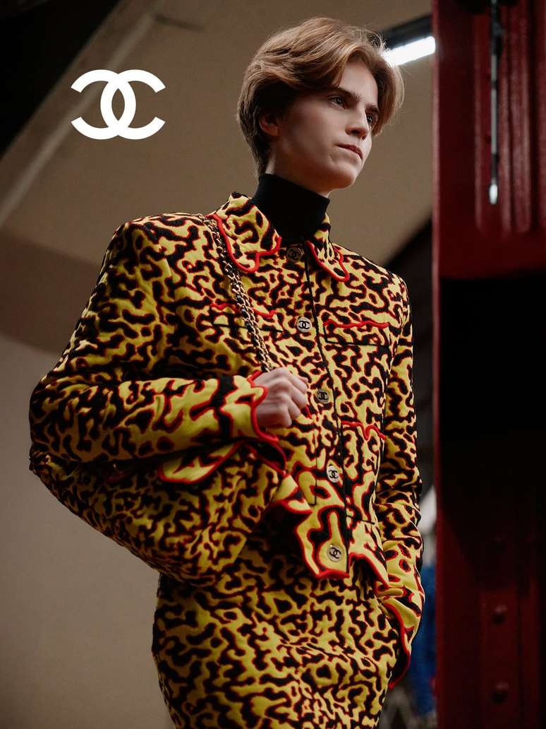 Com Wagner Moura, metrô de NY é cenário de desfile da Chanel