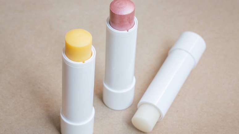 Manteiga de cacau ou reparador labial: qual escolher para os lábios?