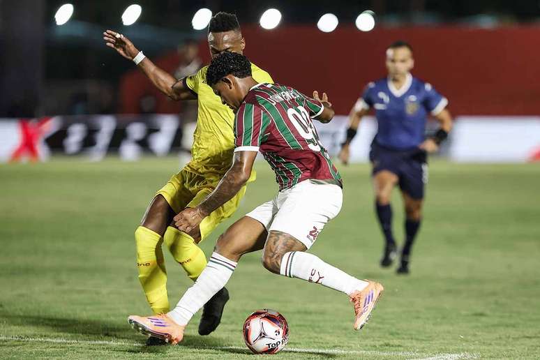 John Kennedy quer "mudar cenário" no Fluminense e explica gesto à torcida