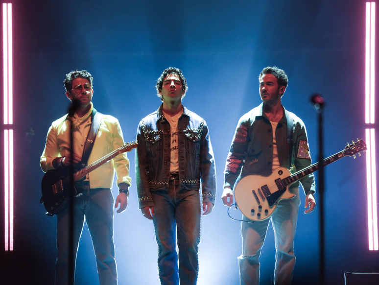Jonas Brothers em SP: Joe Jonas usa jaqueta escrita "O HEXA VEM"