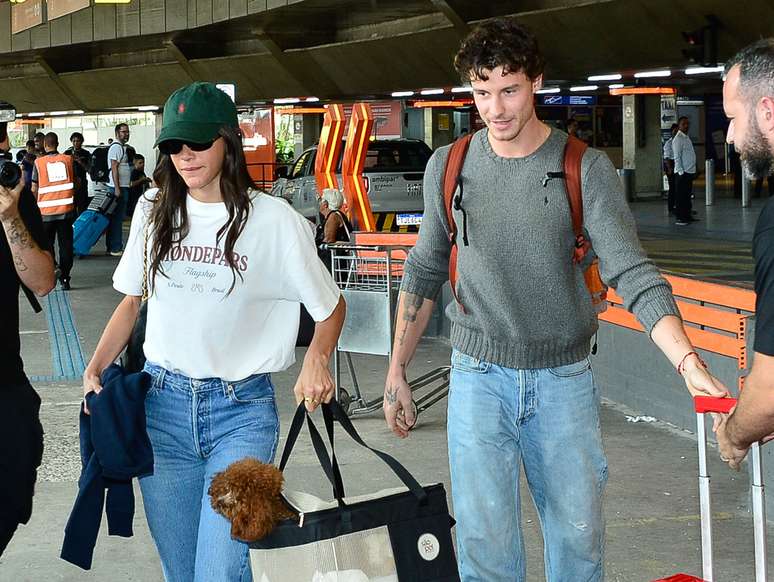 Bruna Marquezine e Shawn Mendes são alvo de paparazzi em Los Angeles