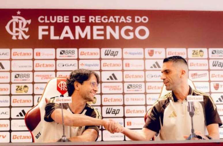 Flamengo apresenta novo técnico do sub-20