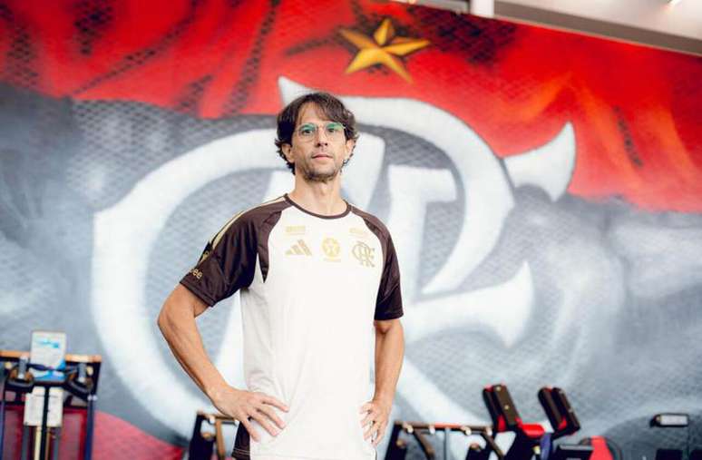 Flamengo apresenta novo técnico do sub-20