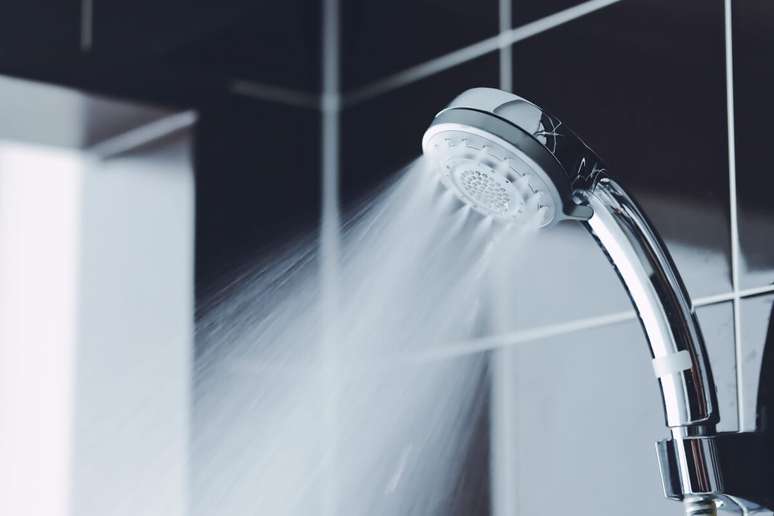 Banho muito quente: 7 riscos do hábito para a saúde