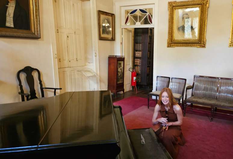 Marina Ruy Barbosa usa vestido marrom elegante em visita ao Museu Casa ...