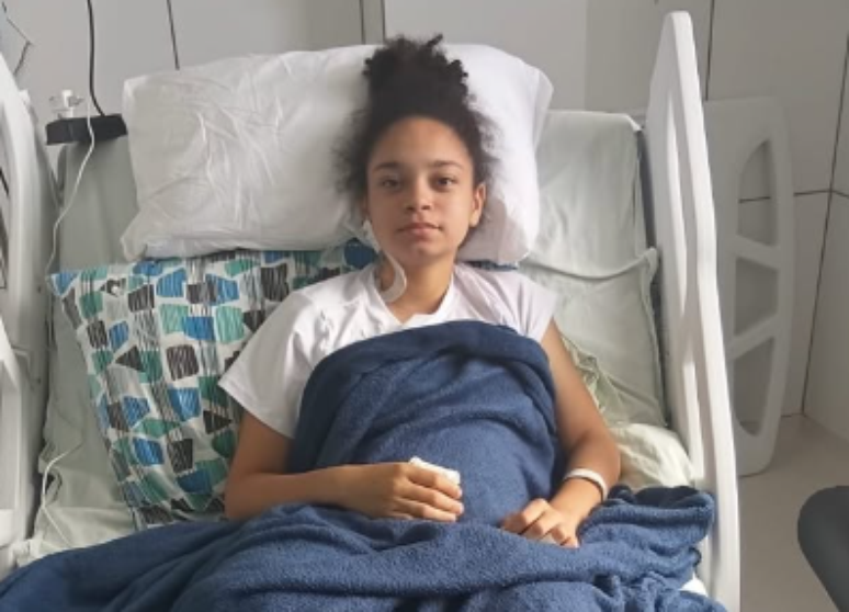 Após perder a perna em ataque de tubarão, estudante revela sua maior ...