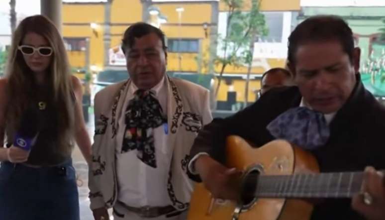 Repórter da GE TV é surpreendida por arma ao entrevistar mariachis no ...