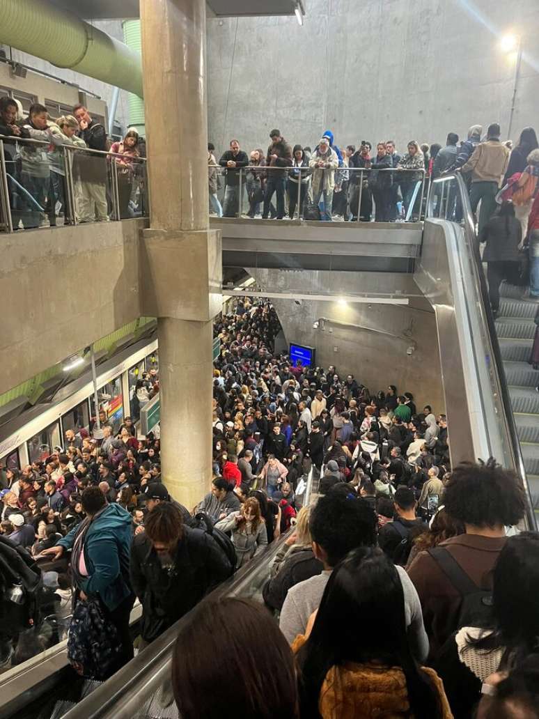 Falha em portas de plataforma afeta operação de três linhas do Metrô de ...
