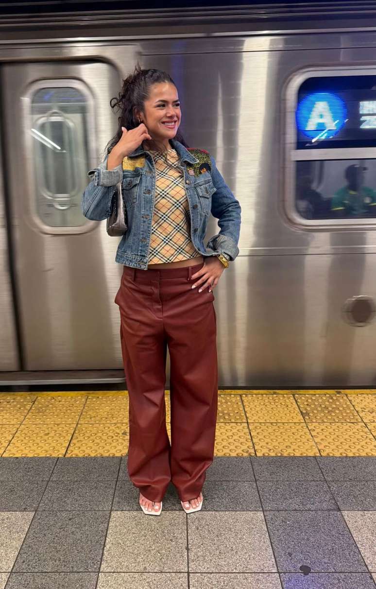 Maisa repete calça marrom em Nova York e prova que a peça é curinga ...