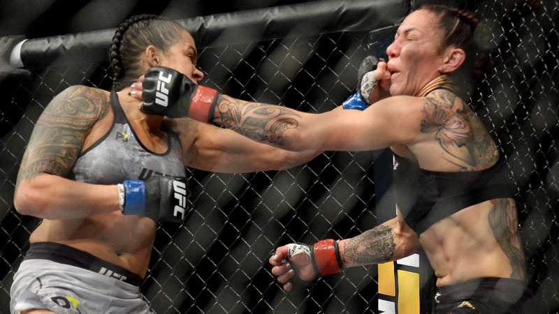 Amanda Nunes nocauteia Cyborg e faz história no UFC