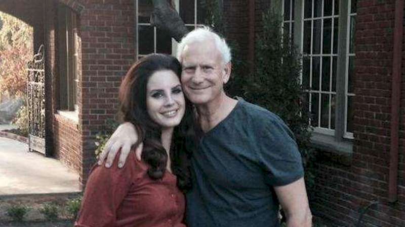 Lana Del Rey Pai Lana Del Rey Trägt Den Schönsten Jeanslook Für