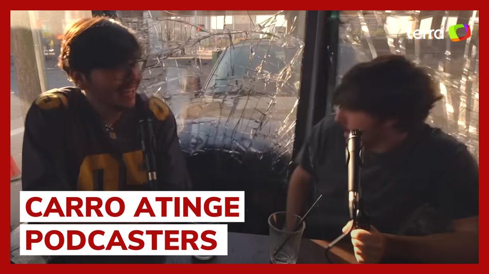 Motorista Perde O Controle Carro Colide Em Cenário De Podcast E Atinge