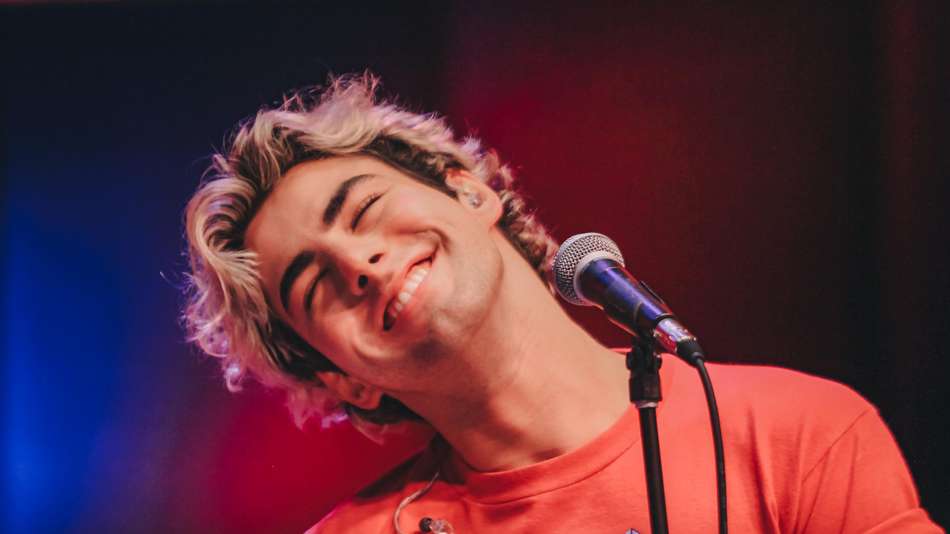 Pop Vibrante! Lucas Pretti mostra todo seu brilho e carisma no Showlivre