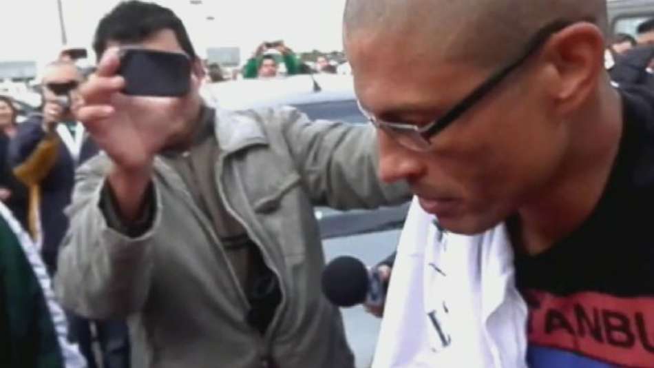 Jogador Alex chega ao Brasil; veja