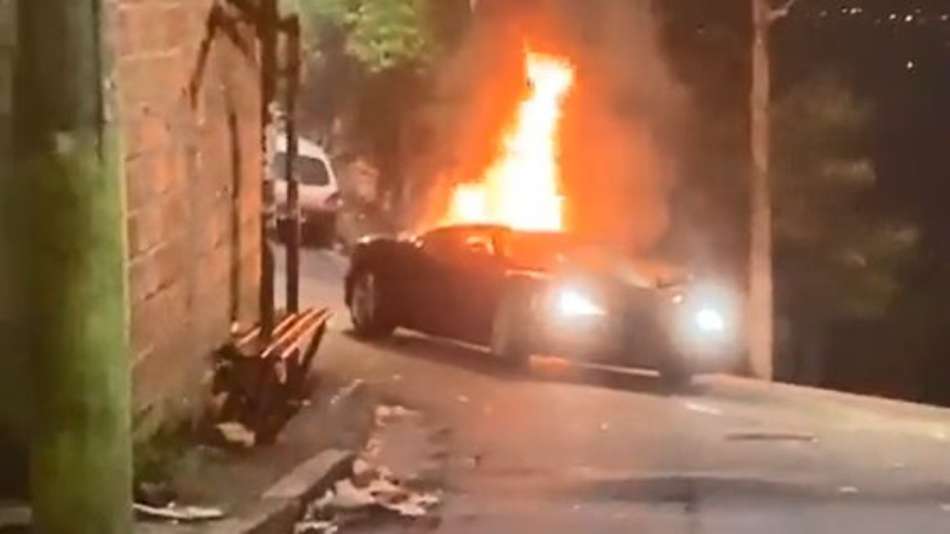 Ferrari pega fogo e explode em comunidade de Belo Horizonte