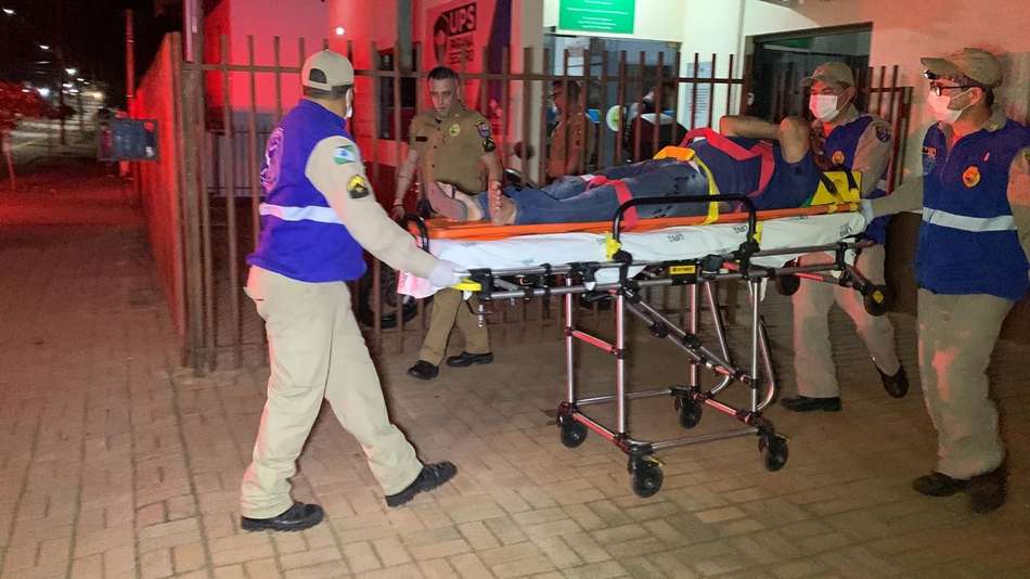 Homem bate em mulher e fica ferido ao se envolver em briga com ... Homem bate em mulher e fica ferido ao se envolver em briga com ...