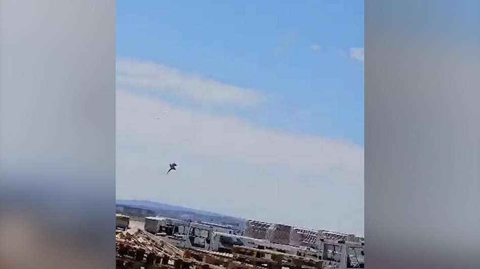 VÍDEO: Caça cai em zona militar na Espanha e explode
