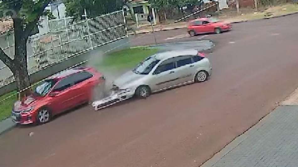 Veja batida entre Focus e Ônix estacionado